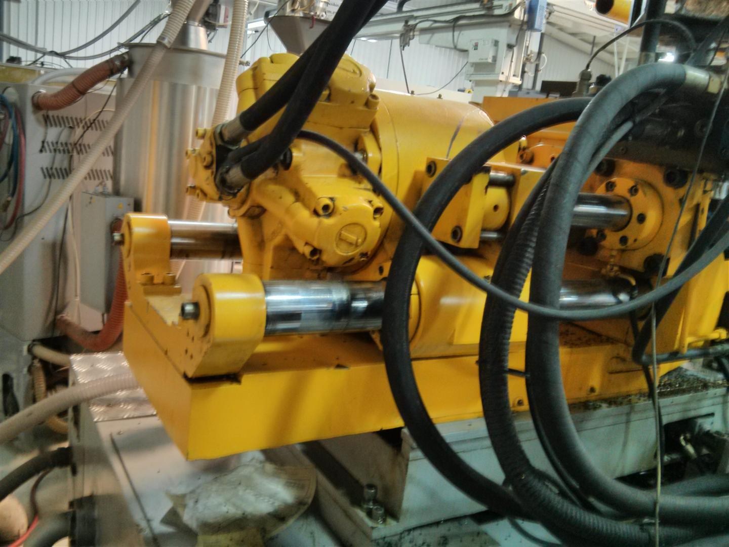 335 Ton HPM Injection Molding Machine, Model Universal 2, 22 Oz, 2000 ...